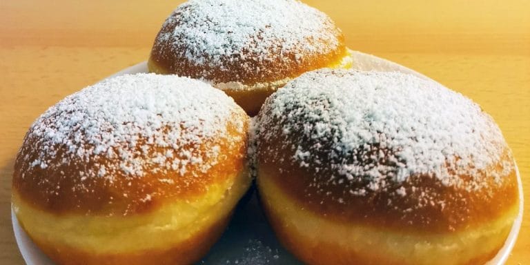 Kje v Sloveniji naredijo najboljše krofe? Imamo nekaj lokacij!