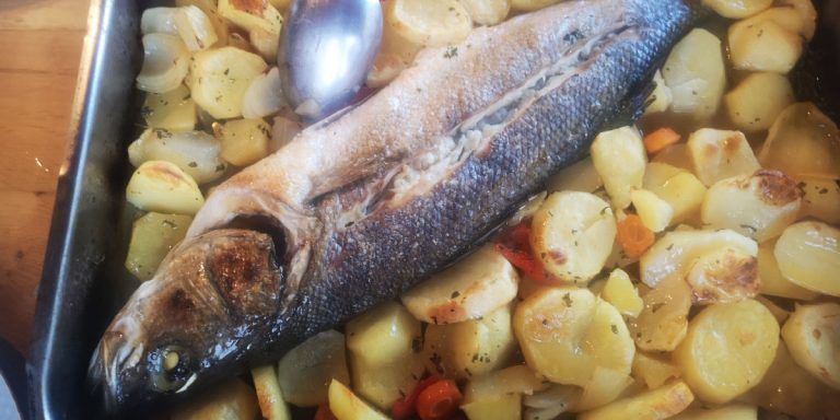 Kako se peče brancin? Recept s krompirjem, ki bo navdušil!