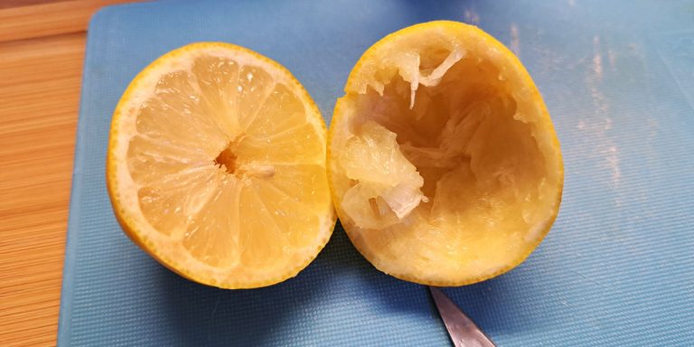 Ne zavrzite limone lupine - na vrtu je lahko vredna več kot gnojilo