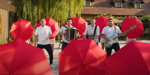 Ansambel Aktual z novo pesmijo Dežnik navdušuje občinstvo