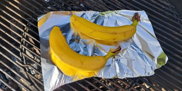 Pečene banane na žaru: sladica, ki preseneti na koncu piknika